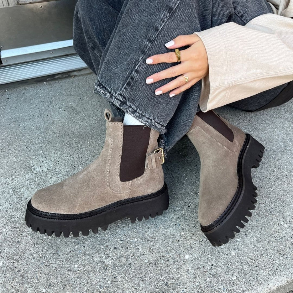 MAGIC MOMENT - SUEDE - DARK BEIGE (DODO) – Copenhagenshoes.dk